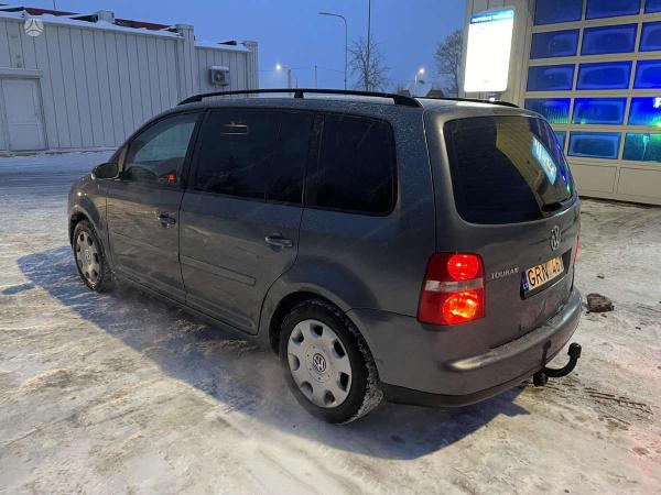 Pelēks Volkswagen Touran 2004 Panevēža, ar dzinēja tilpumu 1.97 L un nobraukumu 476 tūkst. km par 1450 €, foto 4 vietnē AUTOMOTO.COM.LV