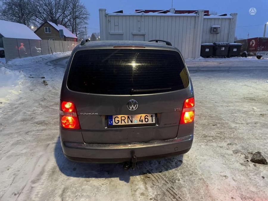 Pelēks Volkswagen Touran 2004 Panevēža, ar dzinēja tilpumu 1.97 L un nobraukumu 476 tūkst. km par 1450 €, foto 5 vietnē AUTOMOTO.COM.LV