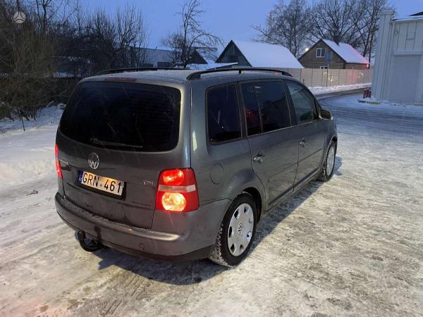 Pelēks Volkswagen Touran 2004 Panevēža, ar dzinēja tilpumu 1.97 L un nobraukumu 476 tūkst. km par 1450 €, foto 6 vietnē AUTOMOTO.COM.LV