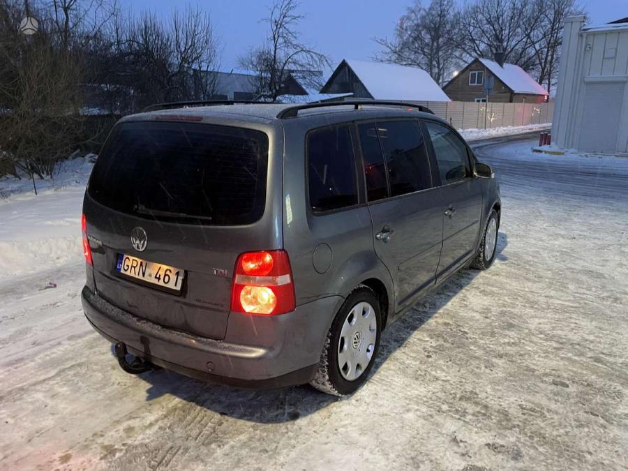 Pelēks Volkswagen Touran 2004 Panevēža, ar dzinēja tilpumu 1.97 L un nobraukumu 476 tūkst. km par 1450 €, foto 6 vietnē AUTOMOTO.COM.LV