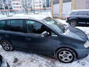 Pelēks Volkswagen Touran 2004 Panevēža, ar dzinēja tilpumu 1.97 L un nobraukumu 353 tūkst. km par 750 €, foto 2 vietnē AUTOMOTO.COM.LV
