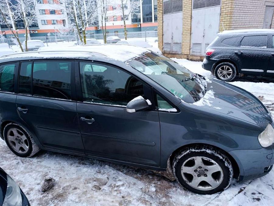 Pelēks Volkswagen Touran 2004 Panevēža, ar dzinēja tilpumu 1.97 L un nobraukumu 353 tūkst. km par 750 €, foto 2 vietnē AUTOMOTO.COM.LV