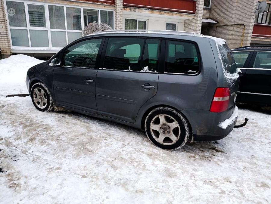 Pelēks Volkswagen Touran 2004 Panevēža, ar dzinēja tilpumu 1.97 L un nobraukumu 353 tūkst. km par 750 €, foto 4 vietnē AUTOMOTO.COM.LV