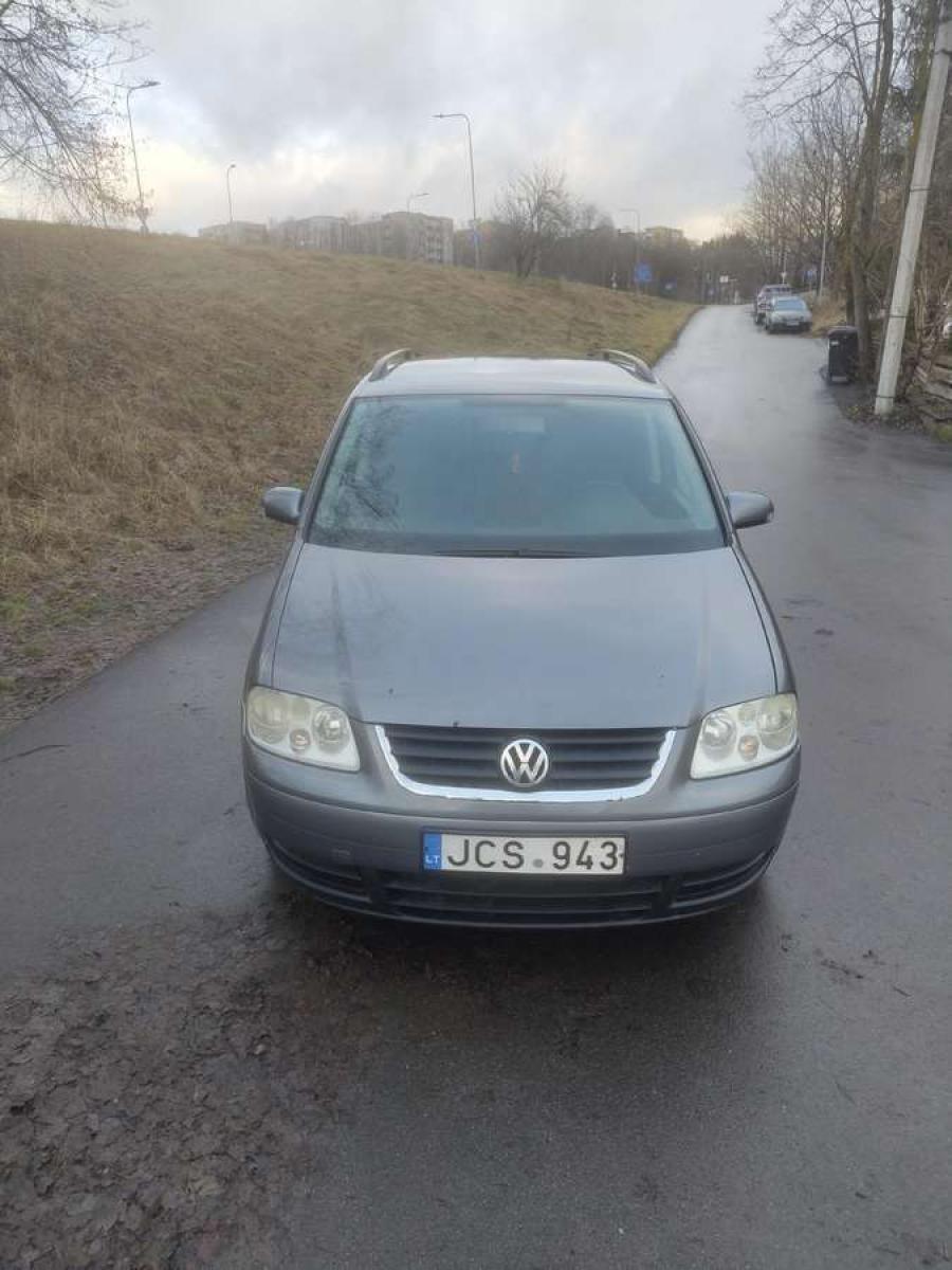 Pelēks Volkswagen Touran 2004 Viļņa, ar dzinēja tilpumu 1.90 L un nobraukumu 340 tūkst. km par 1500 €, foto 1 vietnē AUTOMOTO.COM.LV