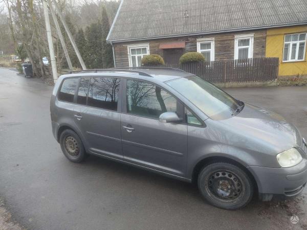Grey Volkswagen Touran 2004 in Vilnius, with an engine capacity of 1.90 L and mileage of 340 thousand km for 1500 €, photo 3 on AUTOMOTO.COM.LV