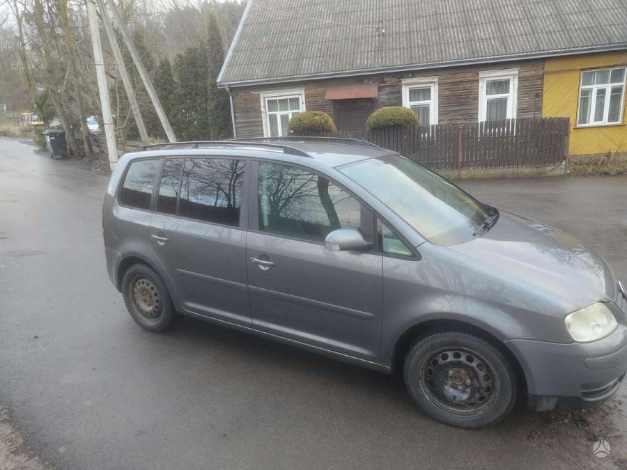 Pelēks Volkswagen Touran 2004 Viļņa, ar dzinēja tilpumu 1.90 L un nobraukumu 340 tūkst. km par 1500 €, foto 3 vietnē AUTOMOTO.COM.LV