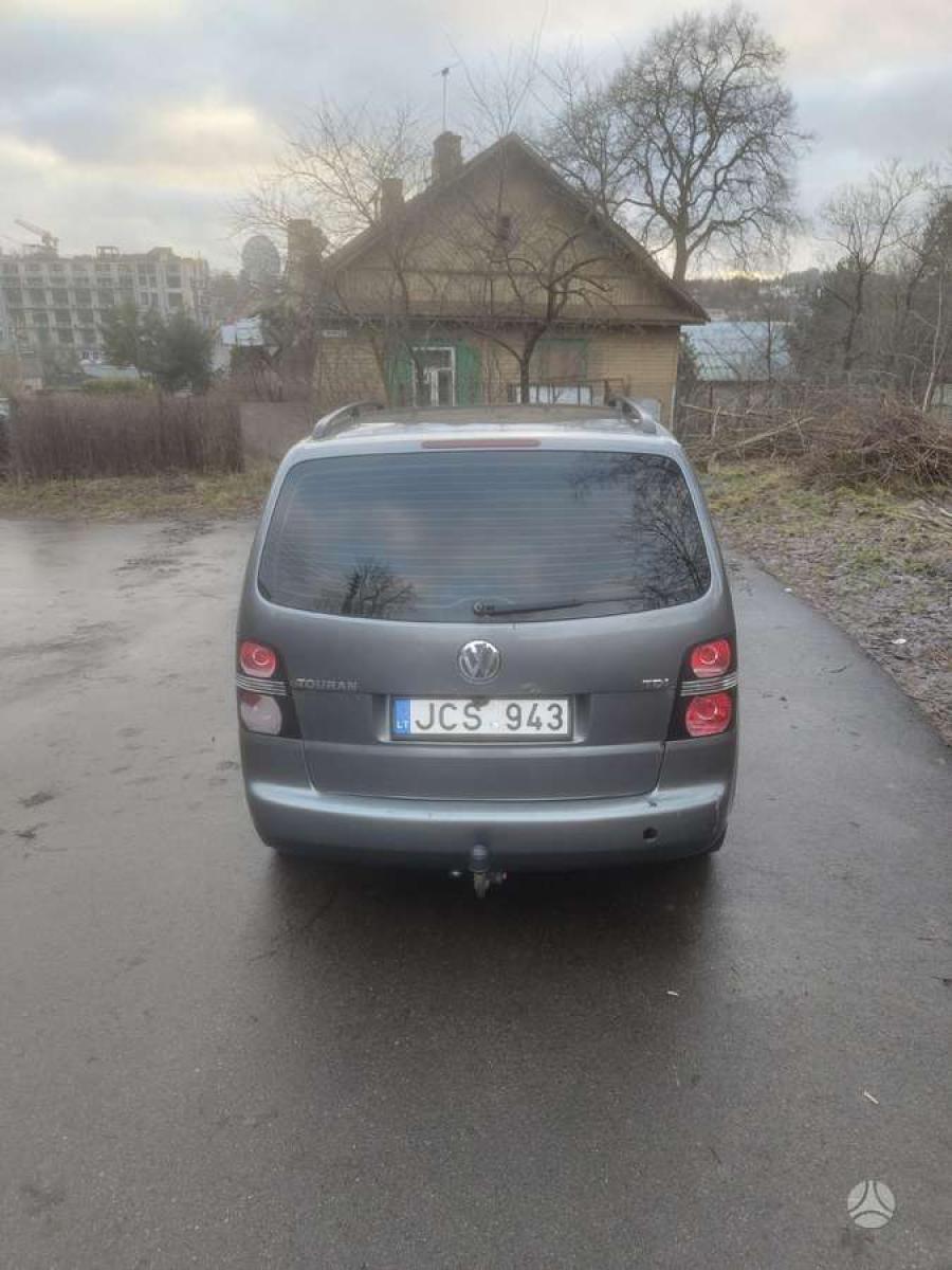 Pelēks Volkswagen Touran 2004 Viļņa, ar dzinēja tilpumu 1.90 L un nobraukumu 340 tūkst. km par 1500 €, foto 4 vietnē AUTOMOTO.COM.LV