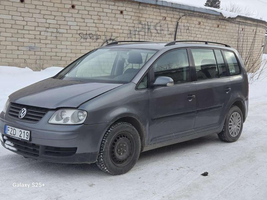 Grey Volkswagen Touran 2004 in Ukmerge, with an engine capacity of 1.90 L and mileage of 258 thousand km for 1100 €, photo 1 on AUTOMOTO.COM.LV