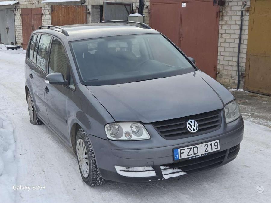 Grey Volkswagen Touran 2004 in Ukmerge, with an engine capacity of 1.90 L and mileage of 258 thousand km for 1100 €, photo 2 on AUTOMOTO.COM.LV