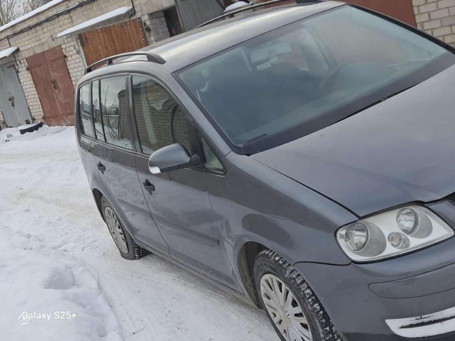 Grey Volkswagen Touran 2004 in Ukmerge, with an engine capacity of 1.90 L and mileage of 258 thousand km for 1100 €, photo 3 on AUTOMOTO.COM.LV
