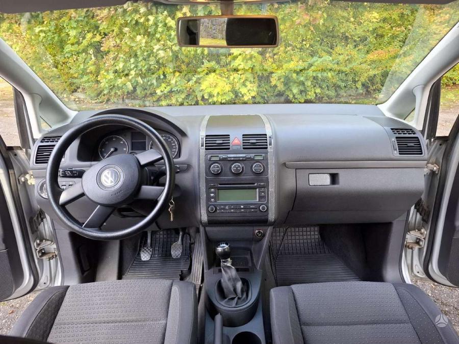Pelēks Volkswagen Touran 2004 Palanga, ar dzinēja tilpumu 1.90 L un nobraukumu 266 tūkst. km par 1850 €, foto 7 vietnē AUTOMOTO.COM.LV