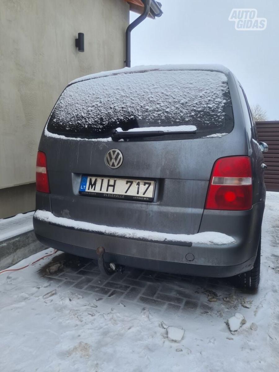 Pelēks Volkswagen Touran 2004 Viļņa, ar dzinēja tilpumu 1.90 L un nobraukumu 297 tūkst. km par 2400 €, foto 2 vietnē AUTOMOTO.COM.LV