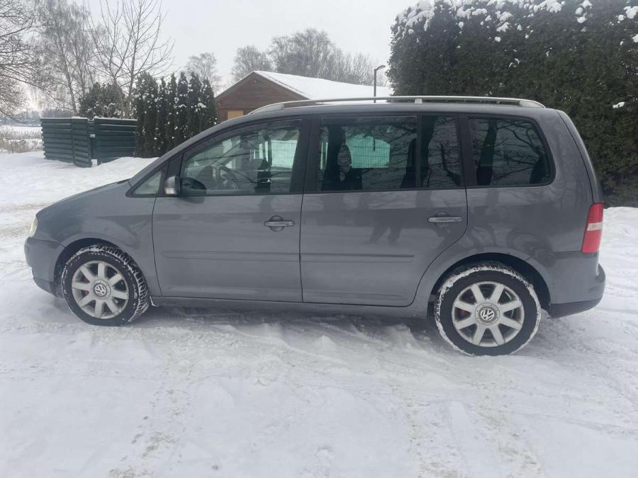 Grey Volkswagen Touran 2004 in Kaisiadorys, with an engine capacity of 1.97 L and mileage of 320 thousand km for 1950 €, photo 2 on AUTOMOTO.COM.LV
