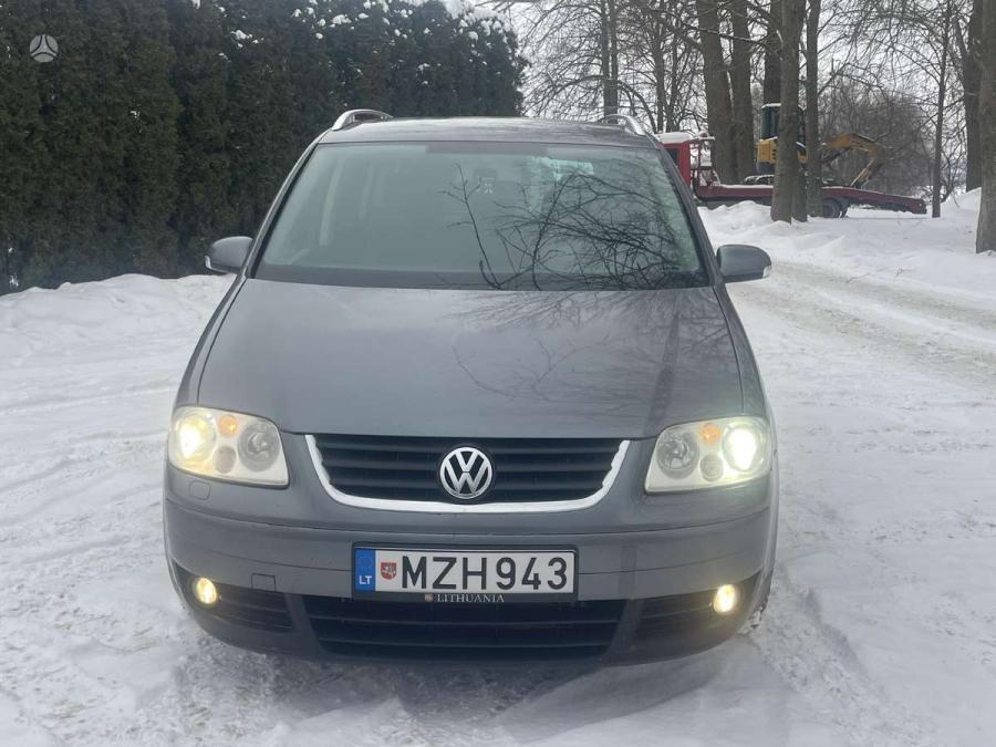 Grey Volkswagen Touran 2004 in Kaisiadorys, with an engine capacity of 1.97 L and mileage of 320 thousand km for 1950 €, photo 3 on AUTOMOTO.COM.LV