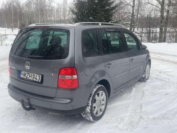 Pelēks Volkswagen Touran 2004 Kaišiadorys, ar dzinēja tilpumu 1.97 L un nobraukumu 320 tūkst. km par 1950 €, foto 5 vietnē AUTOMOTO.COM.LV