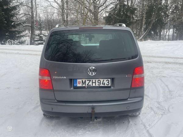 Pelēks Volkswagen Touran 2004 Kaišiadorys, ar dzinēja tilpumu 1.97 L un nobraukumu 320 tūkst. km par 1950 €, foto 6 vietnē AUTOMOTO.COM.LV