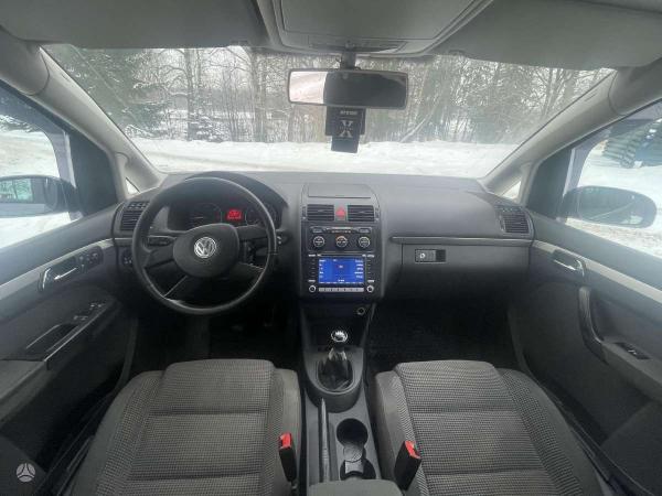 Pelēks Volkswagen Touran 2004 Kaišiadorys, ar dzinēja tilpumu 1.97 L un nobraukumu 320 tūkst. km par 1950 €, foto 8 vietnē AUTOMOTO.COM.LV