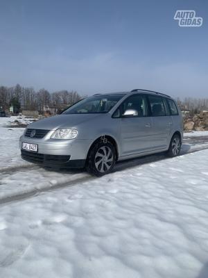 Pelēks Volkswagen Touran 2004 Šauļi, ar dzinēja tilpumu 1.90 L un nobraukumu 236 tūkst. km par 1550 €, foto  vietnē AUTOMOTO.COM.LV