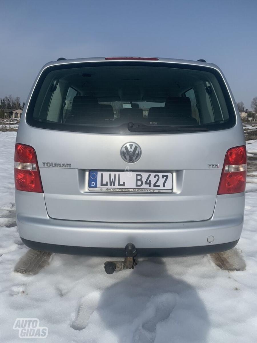 Grey Volkswagen Touran 2004 in Siauliai, with an engine capacity of 1.90 L and mileage of 236 thousand km for 1550 €, photo 7 on AUTOMOTO.COM.LV