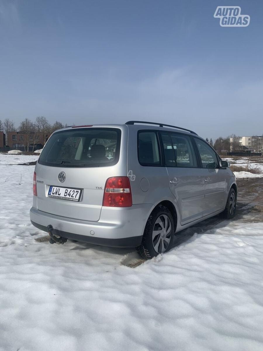 Grey Volkswagen Touran 2004 in Siauliai, with an engine capacity of 1.90 L and mileage of 236 thousand km for 1550 €, photo 8 on AUTOMOTO.COM.LV