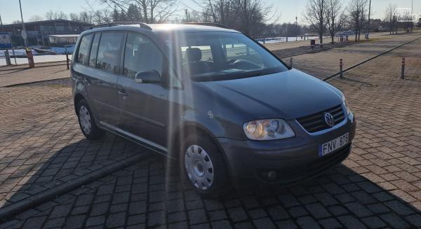 Grey Volkswagen Touran 2004 in Silute, with an engine capacity of 1.90 L and mileage of 402 thousand km for 1850 €, photo 3 on AUTOMOTO.COM.LV