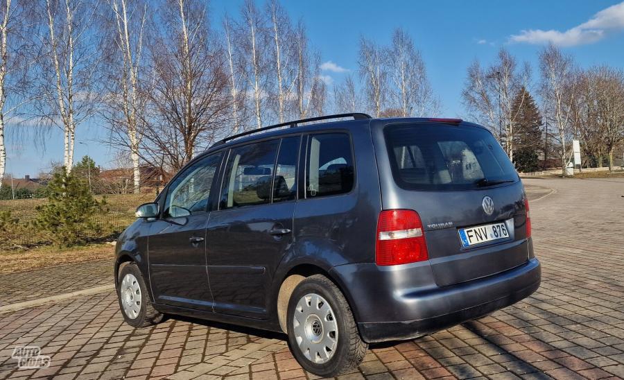 Grey Volkswagen Touran 2004 in Silute, with an engine capacity of 1.90 L and mileage of 402 thousand km for 1850 €, photo 5 on AUTOMOTO.COM.LV