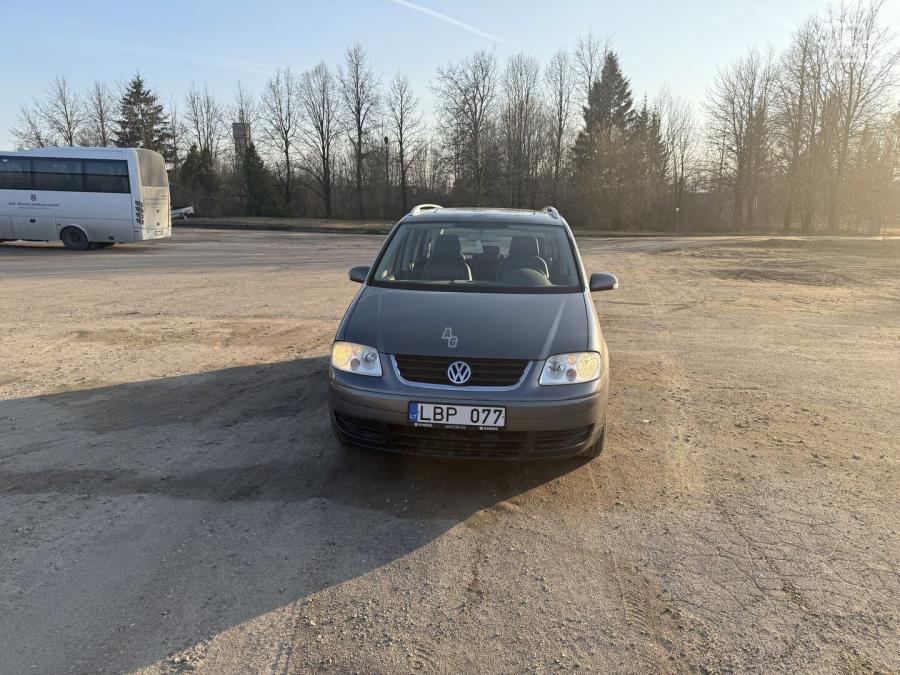 Grey Volkswagen Touran 2004 in Sirvintos, with an engine capacity of 1.90 L and mileage of 308 thousand km for 2600 €, photo 1 on AUTOMOTO.COM.LV