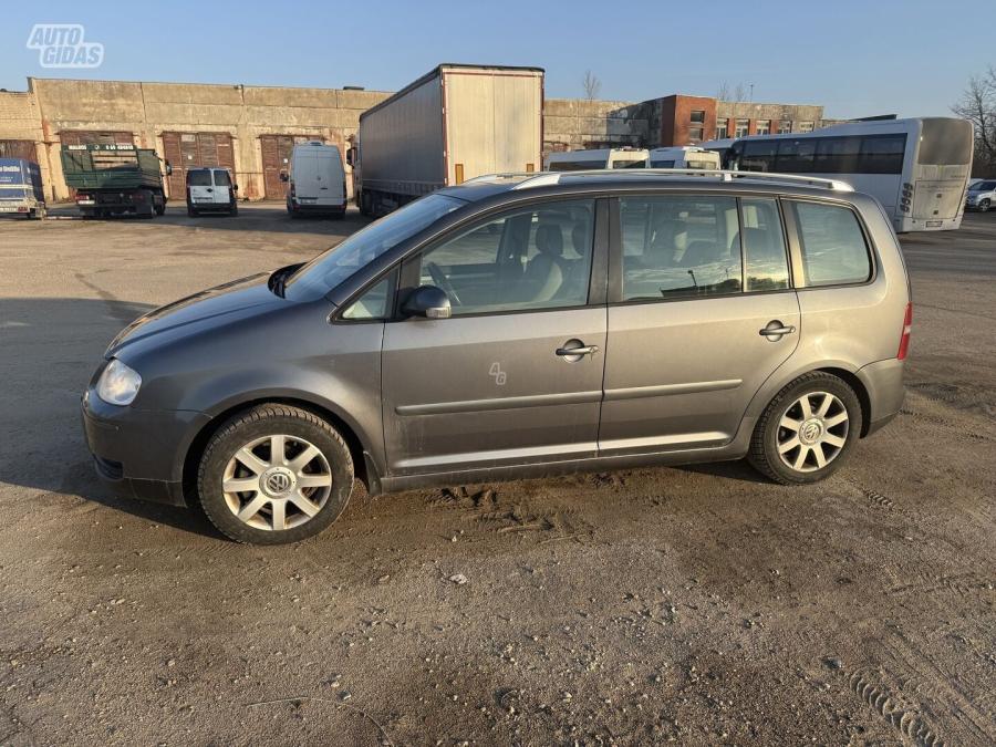 Grey Volkswagen Touran 2004 in Sirvintos, with an engine capacity of 1.90 L and mileage of 308 thousand km for 2600 €, photo 3 on AUTOMOTO.COM.LV