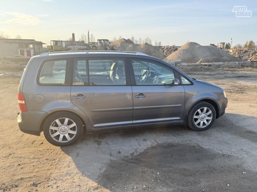 Grey Volkswagen Touran 2004 in Sirvintos, with an engine capacity of 1.90 L and mileage of 308 thousand km for 2600 €, photo 4 on AUTOMOTO.COM.LV