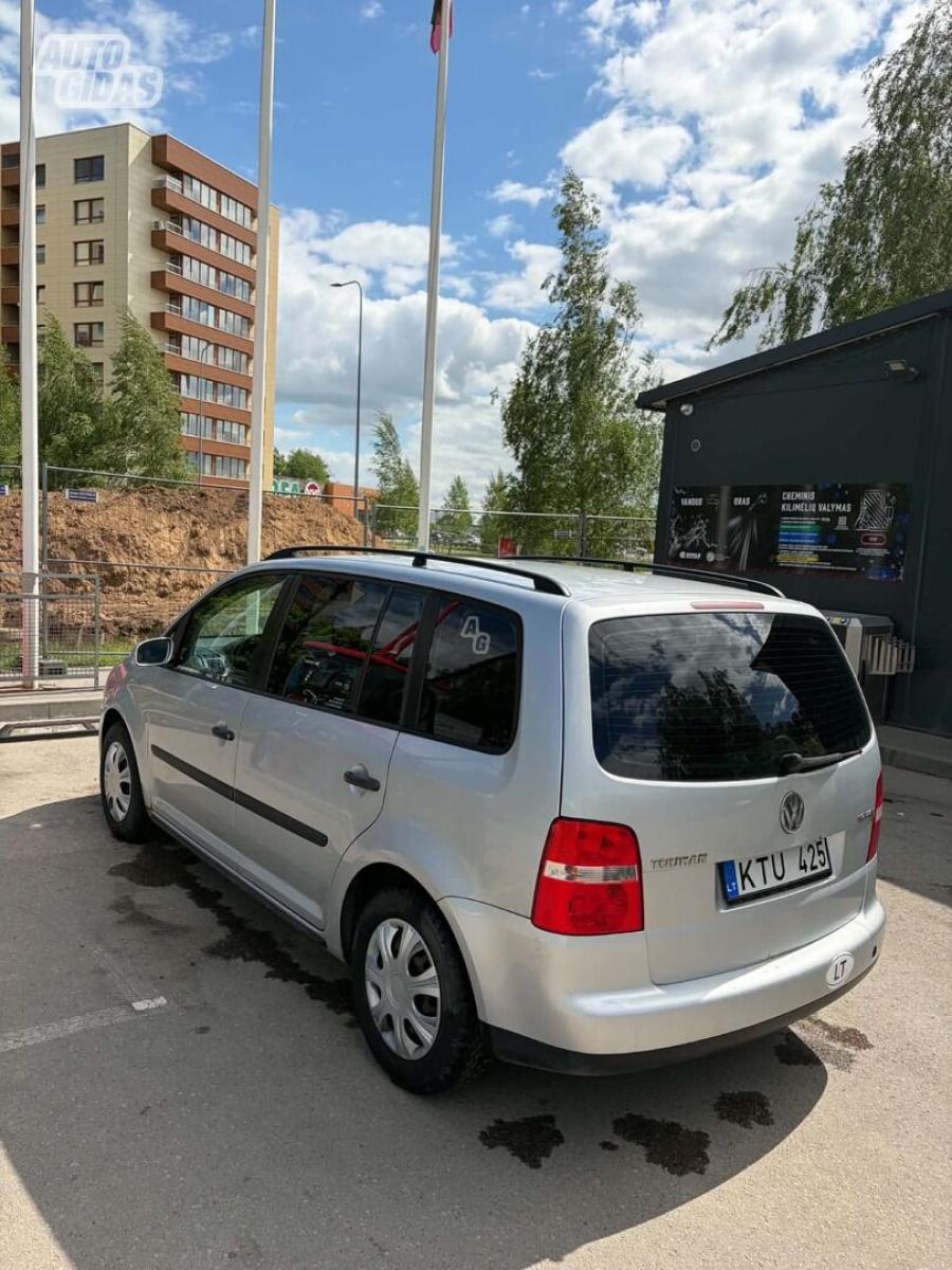 Pelēks Volkswagen Touran 2004 Kauņa, ar dzinēja tilpumu 1.60 L un nobraukumu 257 tūkst. km par 1500 €, foto 5 vietnē AUTOMOTO.COM.LV