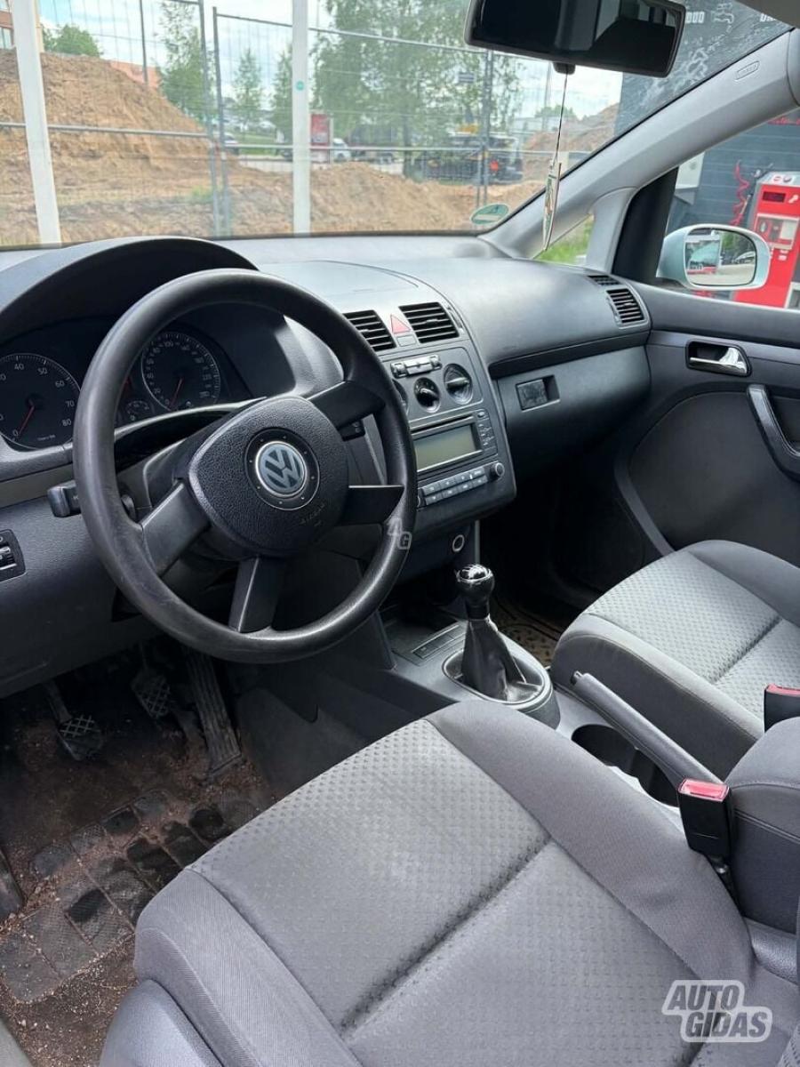 Pelēks Volkswagen Touran 2004 Kauņa, ar dzinēja tilpumu 1.60 L un nobraukumu 257 tūkst. km par 1500 €, foto 12 vietnē AUTOMOTO.COM.LV