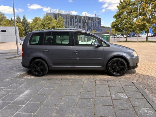 Pelēks Volkswagen Touran 2004 Viļņa, ar dzinēja tilpumu 2.00 L un nobraukumu 370 tūkst. km par 1600 €, foto 1 vietnē AUTOMOTO.COM.LV