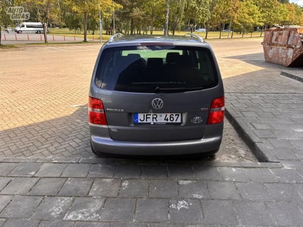 Pelēks Volkswagen Touran 2004 Viļņa, ar dzinēja tilpumu 2.00 L un nobraukumu 370 tūkst. km par 1600 €, foto 6 vietnē AUTOMOTO.COM.LV