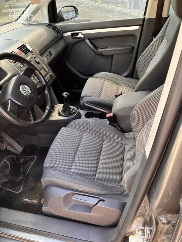 Pelēks Volkswagen Touran 2004 Viļņa, ar dzinēja tilpumu 2.00 L un nobraukumu 370 tūkst. km par 1600 €, foto 9 vietnē AUTOMOTO.COM.LV
