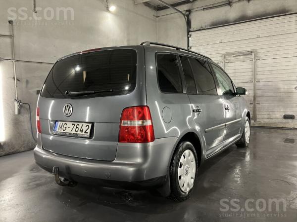 Pelēks Volkswagen Touran 2004 Tukums, ar dzinēja tilpumu 1.90 L un nobraukumu 343 tūkst. km par 1650 €, foto 3 vietnē AUTOMOTO.COM.LV