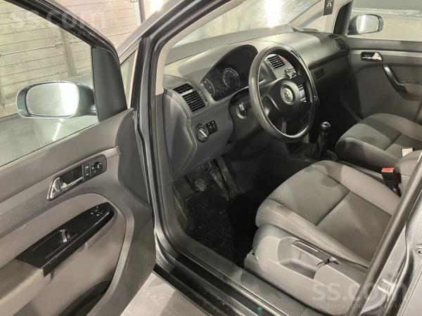 Pelēks Volkswagen Touran 2004 Tukums, ar dzinēja tilpumu 1.90 L un nobraukumu 343 tūkst. km par 1650 €, foto 5 vietnē AUTOMOTO.COM.LV