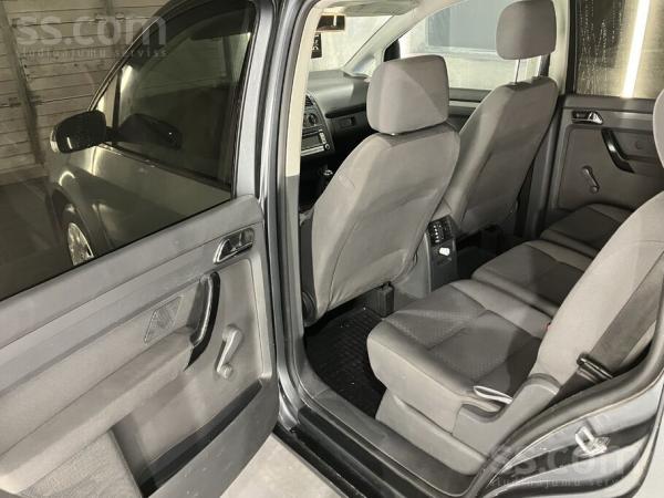 Pelēks Volkswagen Touran 2004 Tukums, ar dzinēja tilpumu 1.90 L un nobraukumu 343 tūkst. km par 1650 €, foto 6 vietnē AUTOMOTO.COM.LV