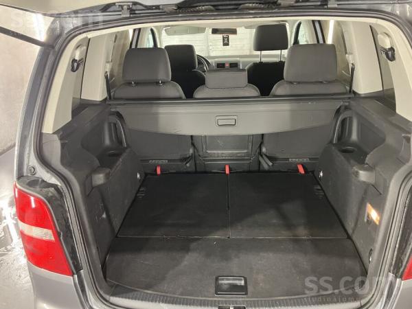 Pelēks Volkswagen Touran 2004 Tukums, ar dzinēja tilpumu 1.90 L un nobraukumu 343 tūkst. km par 1650 €, foto 7 vietnē AUTOMOTO.COM.LV