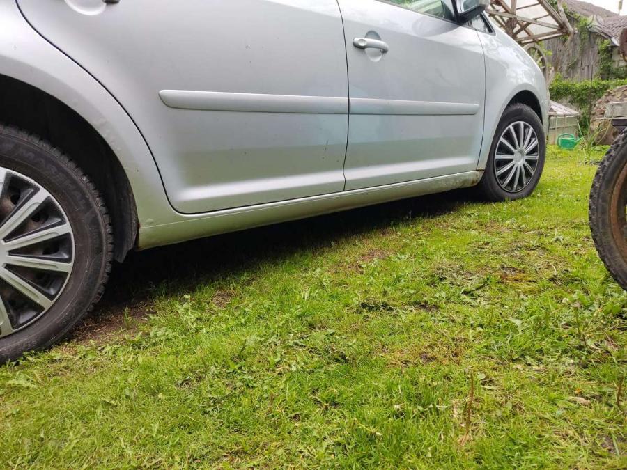 Pelēks Volkswagen Touran 2004 Pakruojis, ar dzinēja tilpumu 1.97 L un nobraukumu 222 tūkst. km par 1000 €, foto 5 vietnē AUTOMOTO.COM.LV