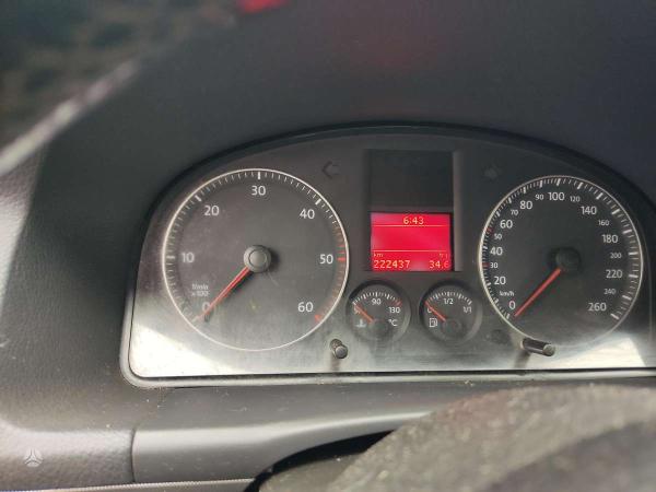 Pelēks Volkswagen Touran 2004 Pakruojis, ar dzinēja tilpumu 1.97 L un nobraukumu 222 tūkst. km par 1000 €, foto 7 vietnē AUTOMOTO.COM.LV