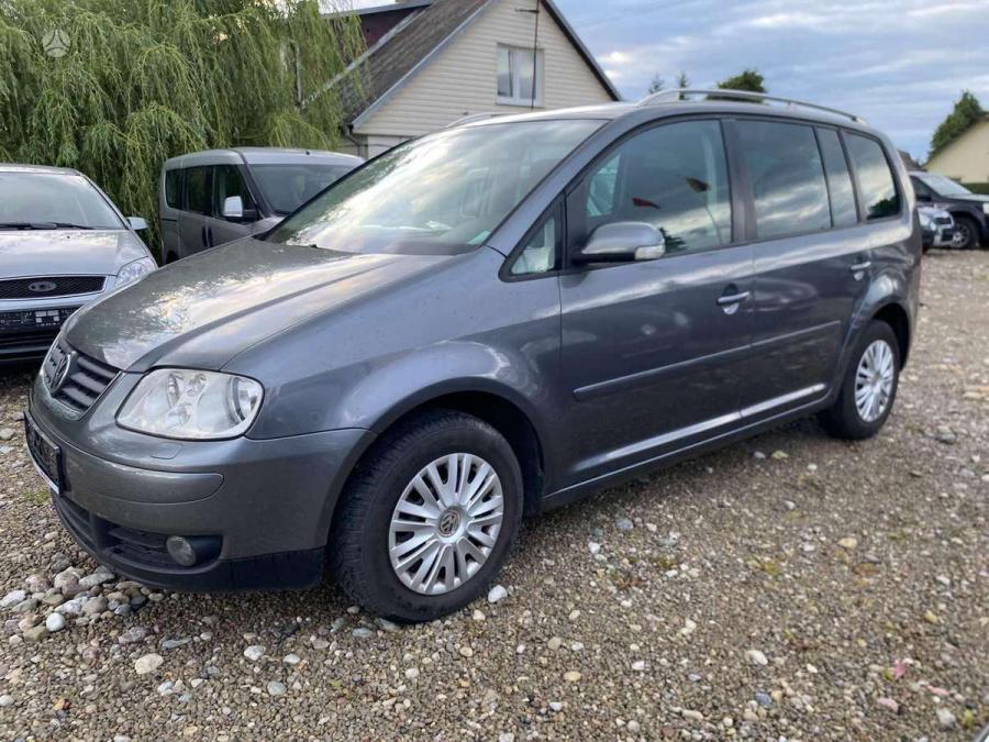 Grey Volkswagen Touran 2004 in Birzai, with an engine capacity of 1.90 L and mileage of 263 thousand km for 2450 €, photo 1 on AUTOMOTO.COM.LV