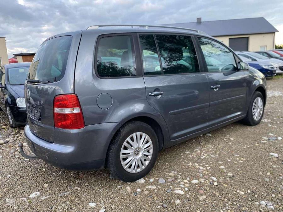 Grey Volkswagen Touran 2004 in Birzai, with an engine capacity of 1.90 L and mileage of 263 thousand km for 2450 €, photo 4 on AUTOMOTO.COM.LV