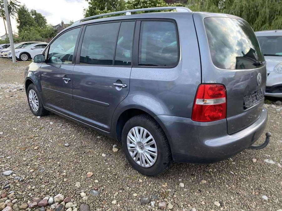 Grey Volkswagen Touran 2004 in Birzai, with an engine capacity of 1.90 L and mileage of 263 thousand km for 2450 €, photo 5 on AUTOMOTO.COM.LV