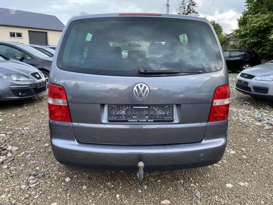 Grey Volkswagen Touran 2004 in Birzai, with an engine capacity of 1.90 L and mileage of 263 thousand km for 2450 €, photo 7 on AUTOMOTO.COM.LV