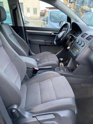 Grey Volkswagen Touran 2004 in Birzai, with an engine capacity of 1.90 L and mileage of 263 thousand km for 2450 €, photo 8 on AUTOMOTO.COM.LV