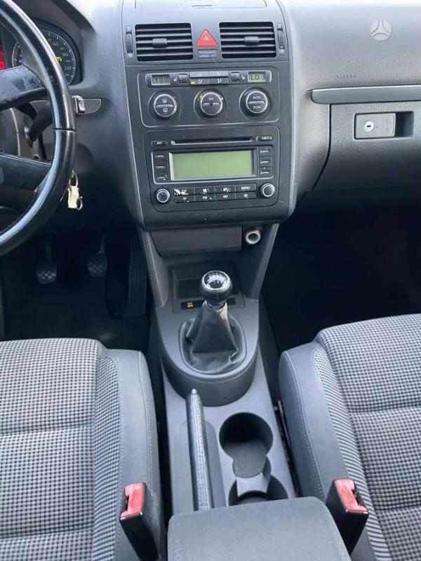 Pelēks Volkswagen Touran 2004 Biržai, ar dzinēja tilpumu 1.90 L un nobraukumu 263 tūkst. km par 2450 €, foto 8 vietnē AUTOMOTO.COM.LV