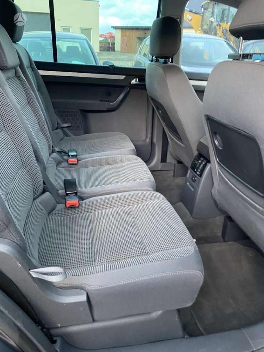 Grey Volkswagen Touran 2004 in Birzai, with an engine capacity of 1.90 L and mileage of 263 thousand km for 2450 €, photo 12 on AUTOMOTO.COM.LV