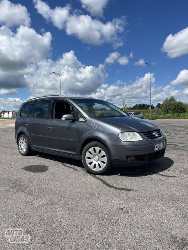 Pelēks Volkswagen Touran 2004 Panevēža, ar dzinēja tilpumu 2.00 L un nobraukumu 409 tūkst. km par 1550 €, foto 1 vietnē AUTOMOTO.COM.LV