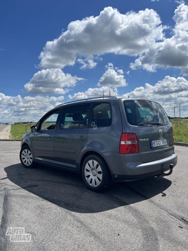 Pelēks Volkswagen Touran 2004 Panevēža, ar dzinēja tilpumu 2.00 L un nobraukumu 409 tūkst. km par 1550 €, foto 4 vietnē AUTOMOTO.COM.LV