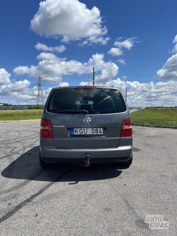 Pelēks Volkswagen Touran 2004 Panevēža, ar dzinēja tilpumu 2.00 L un nobraukumu 409 tūkst. km par 1550 €, foto 6 vietnē AUTOMOTO.COM.LV